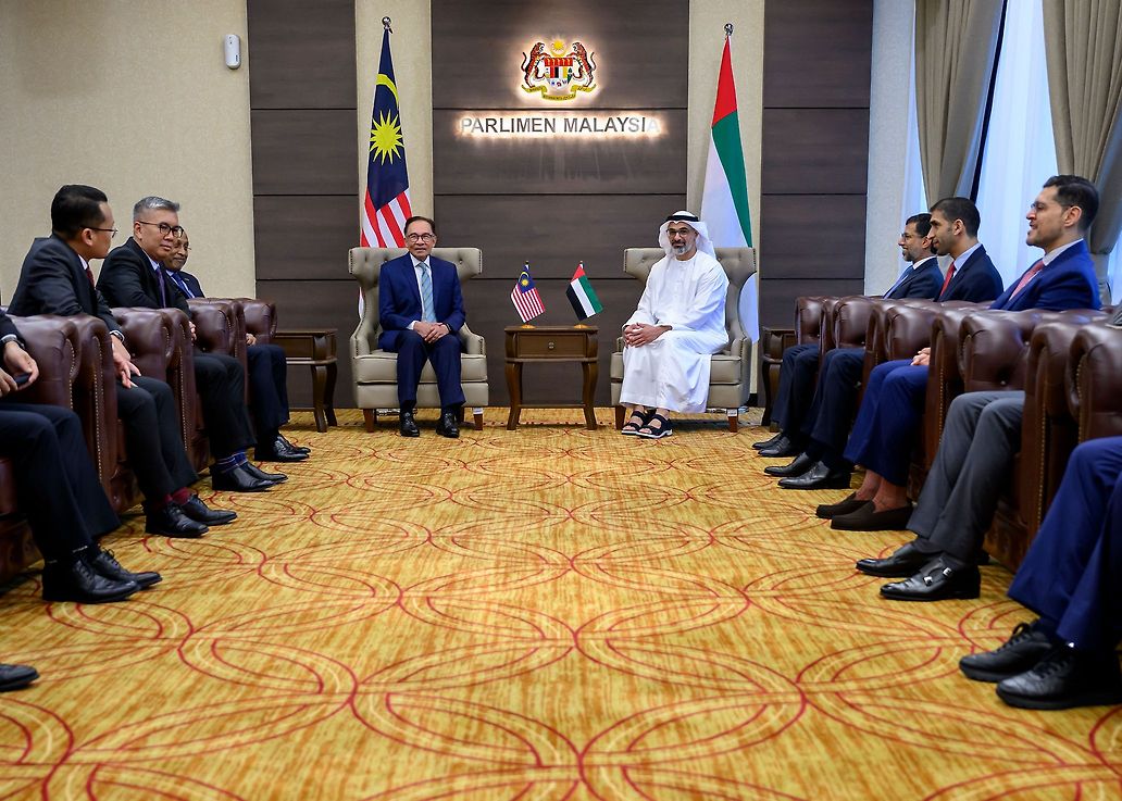 Khaled bin Mohamed bin Zayed meets Prime Minister of Malaysia in Kuala ...