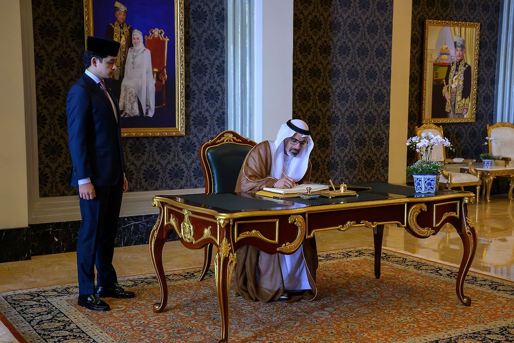 King Al-Sultan Abdullah Sultan Ahmed Shah of Malaysia welcomes Khaled ...