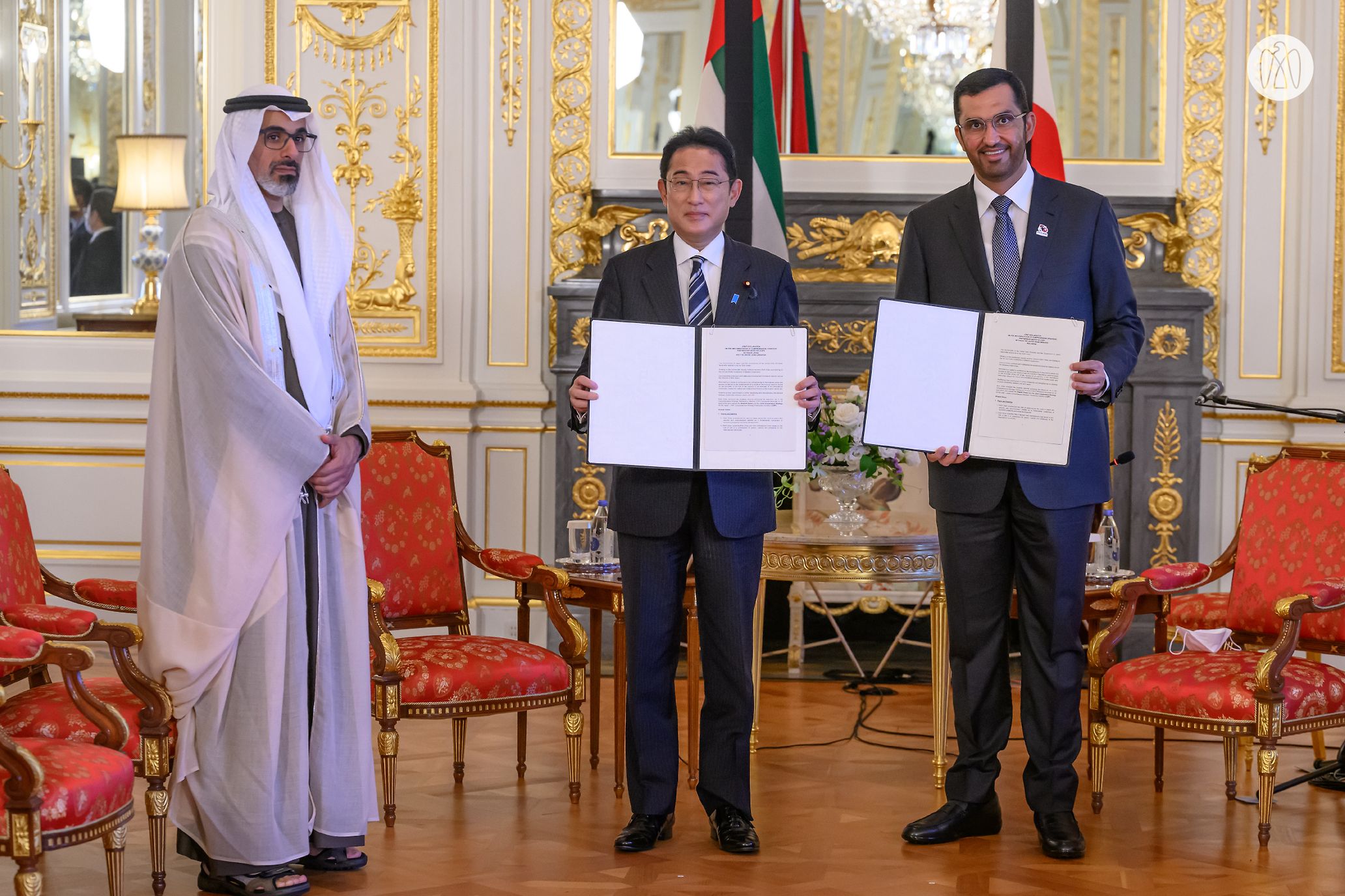 Khaled bin Mohamed bin Zayed meets Japanese Prime Minister Fumio ...