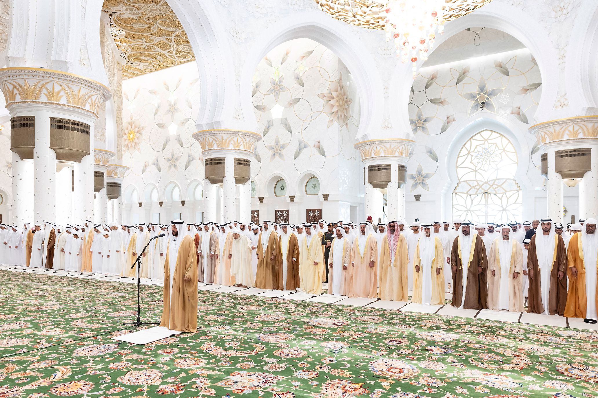 Their Highnesses perform Eid Al Fitr prayer at Sheikh Zayed Grand ...